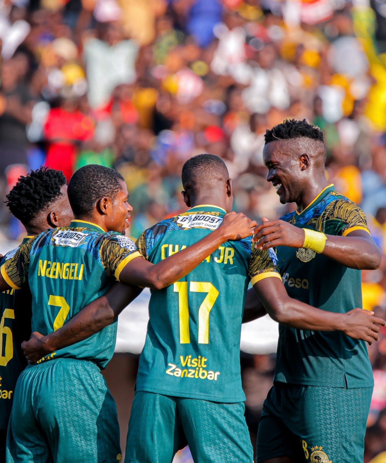 HUKO YANGA HAWACHEKI NA WOWOTE AISEEE 😎....NI MWENDO WA 'MAPANGA SHAAA ...